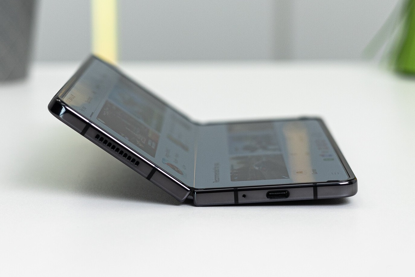 Складной смартфон Google Pixel Fold получит AMOLED-экраны производства ...